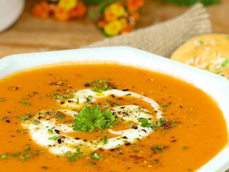 Deliciosa sopa light de tomate, cebola e alho